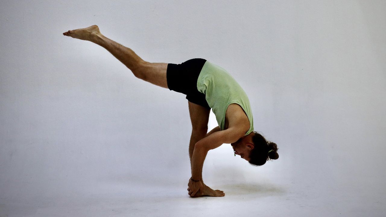 An expert trainer recommends these 10 yoga moves to strengthen your ...