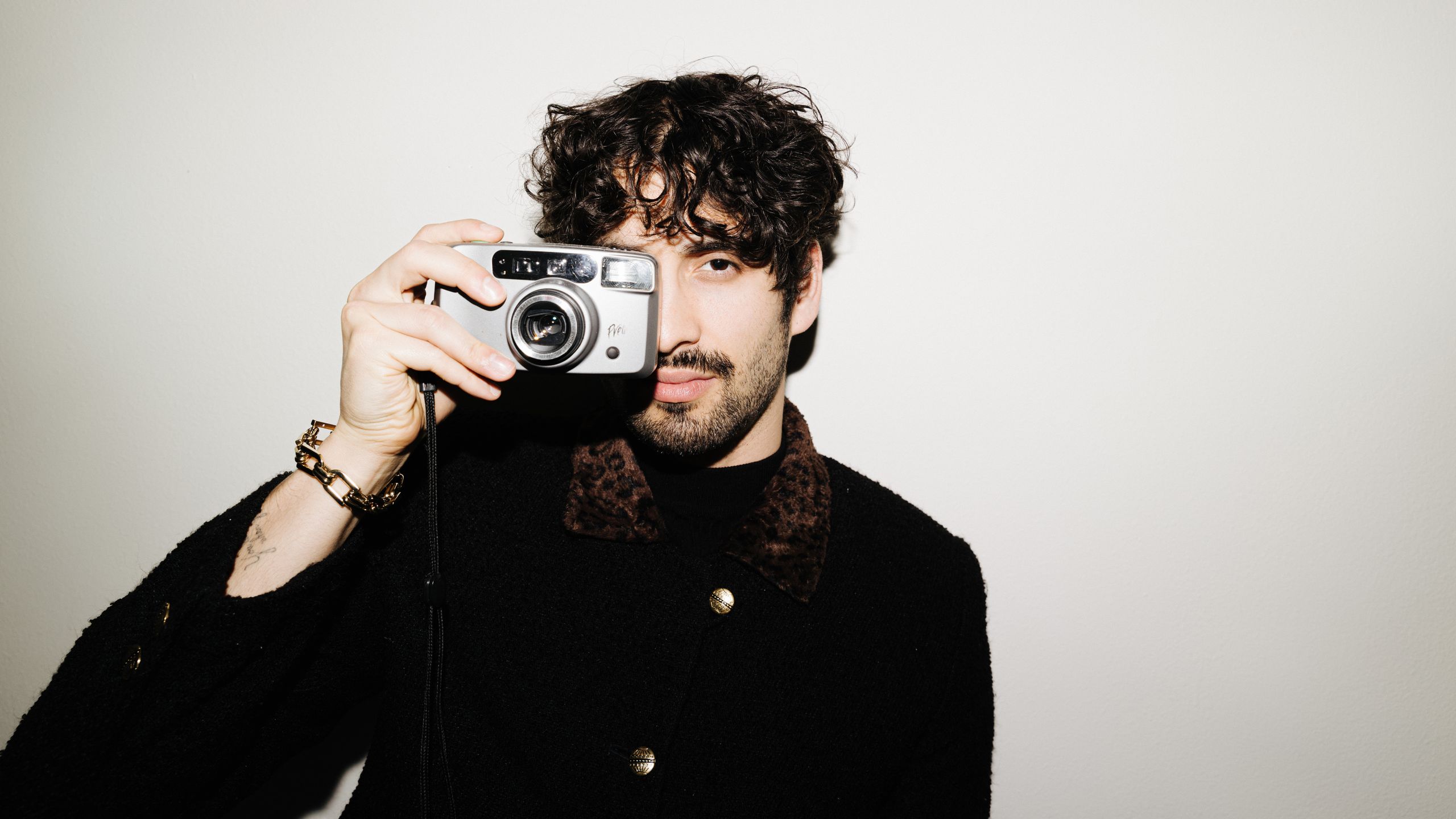 He started as an intern making $20 a day. Now this photographer is ...