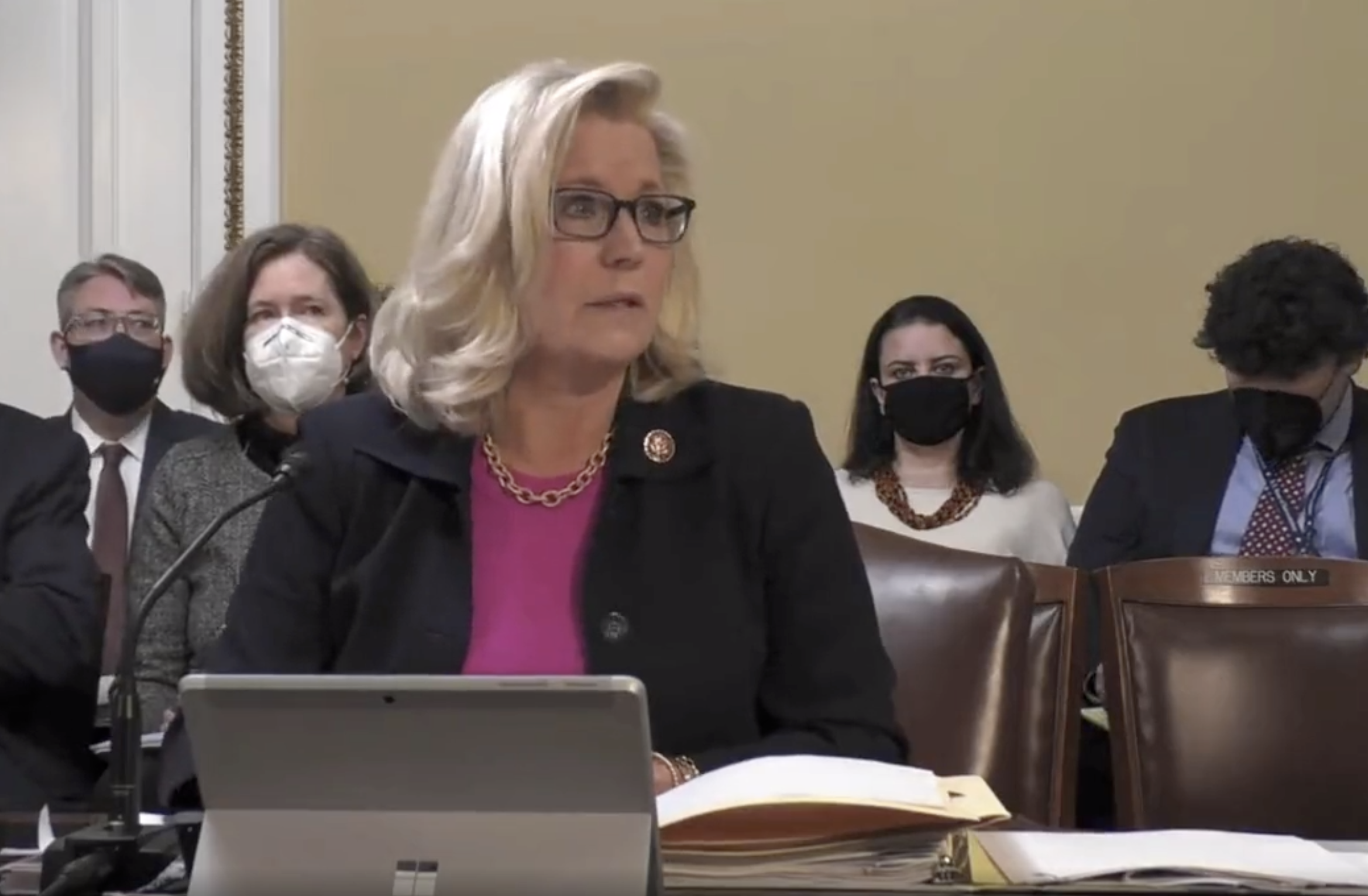 Liz Cheney reads aloud more texts sent to Mark Meadows on Jan. 6: 'It ...