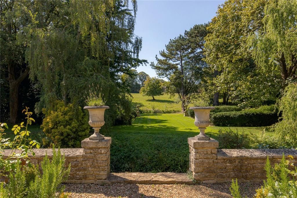 A medieval Manor house that was once a royal hunting lodge has come to ...