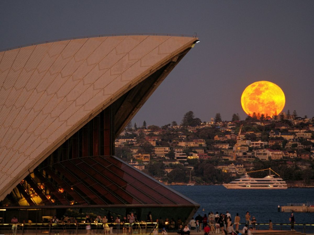 Harvest Moon Supermoon lunar eclipse delights skywatchers worldwide ...