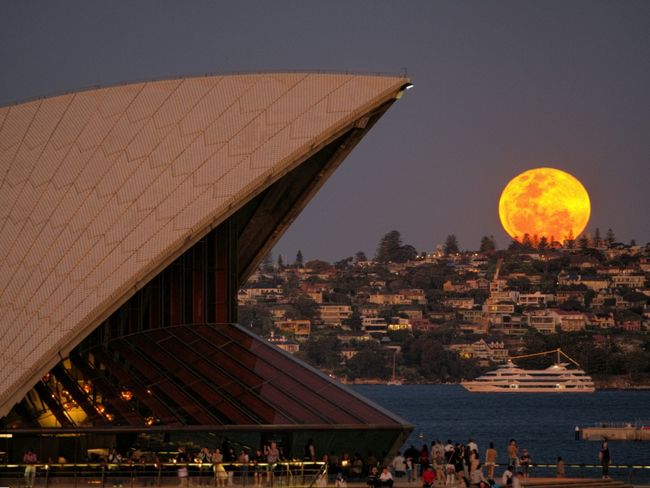 Harvest Moon Supermoon lunar eclipse delights skywatchers worldwide ...
