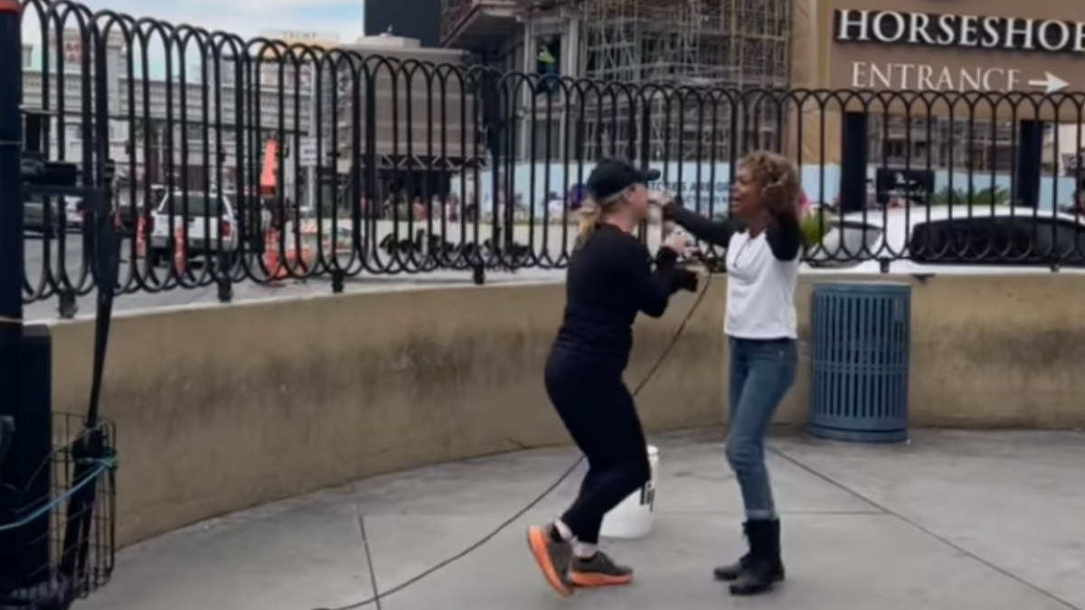 Kelly Clarkson Shocks Street Musician by Joining in on Performance ...