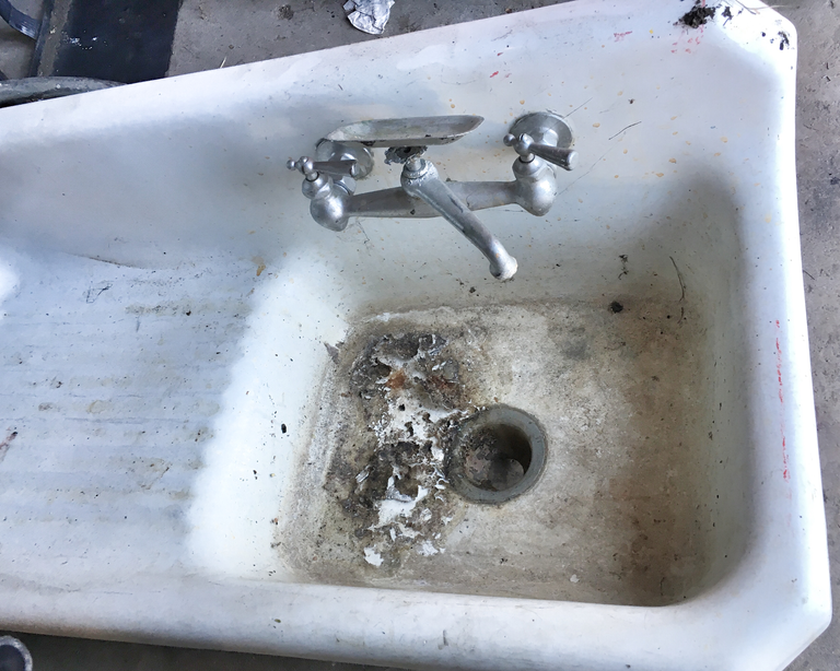 DIY fan converts farmhouse sink left out for the trash into statement ...