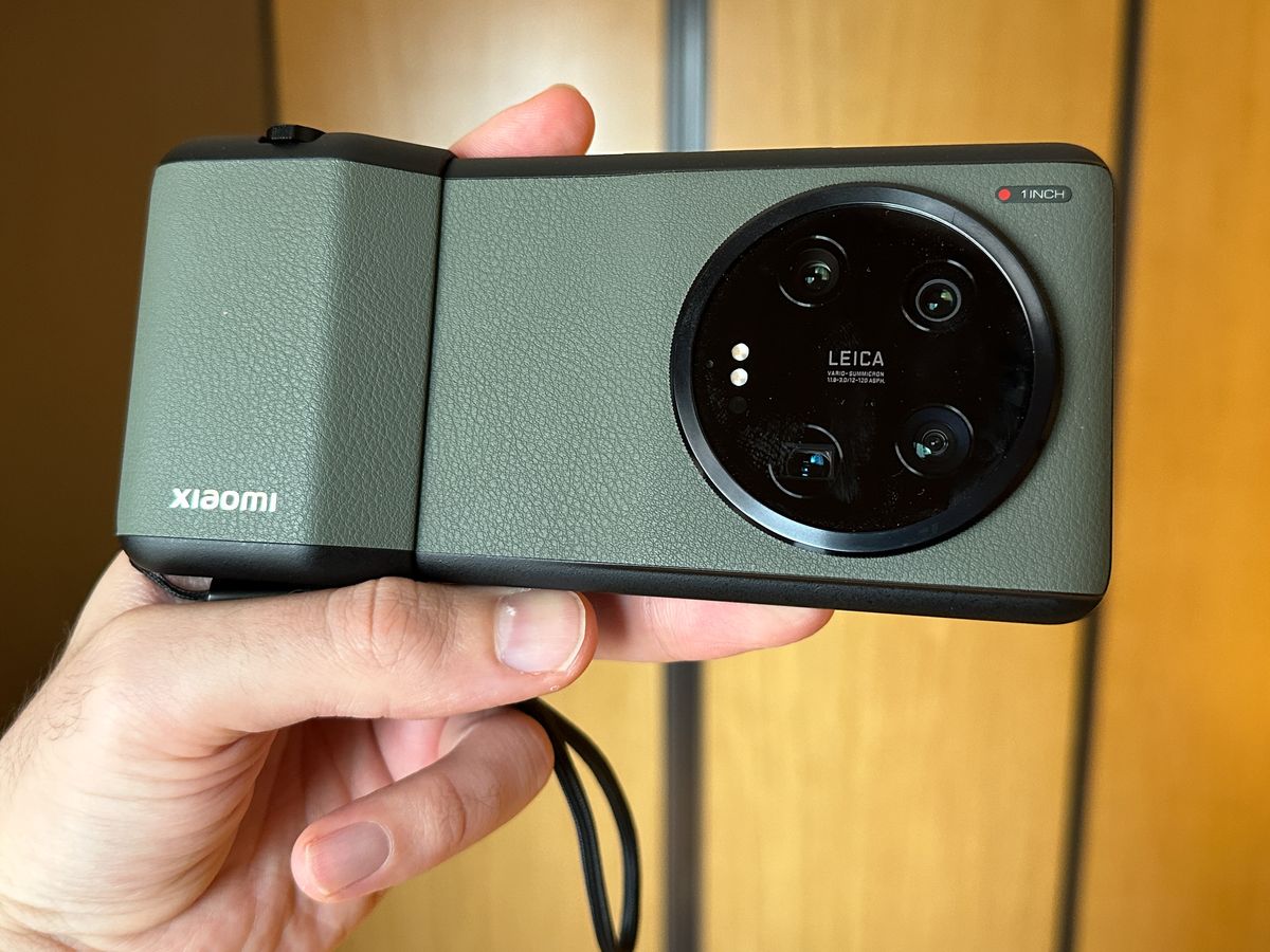 LIVE: Xiaomi 13 Ultra brings world's first variable aperture 1-inch ...