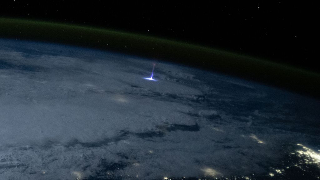 Spectacular photo taken from ISS shows 'gigantic jet' of upward ...