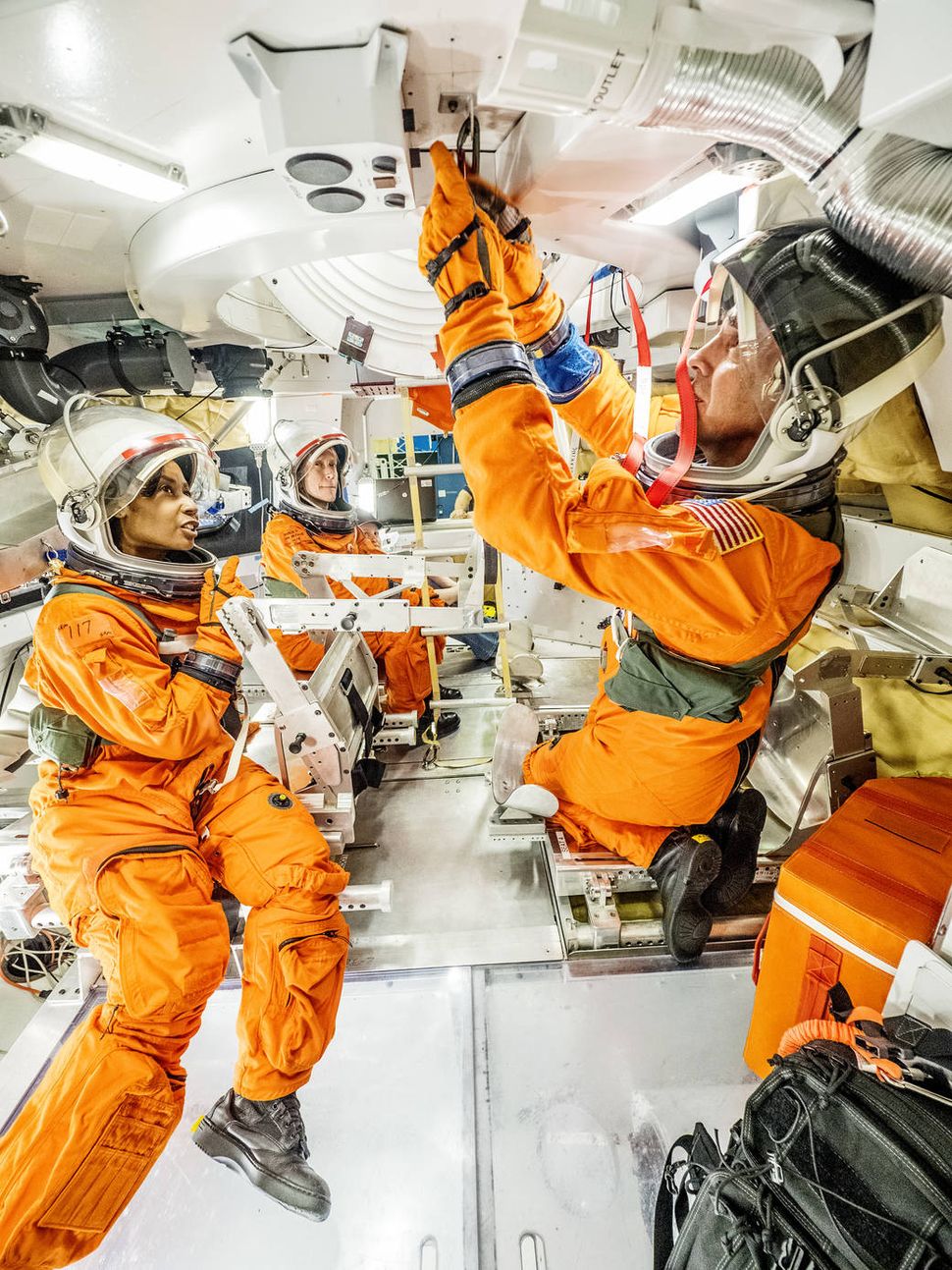 Watch Astronauts Test Orion Spaceship Door for Future Mars Trips | Space