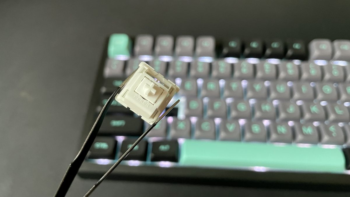 Epomaker x Feker Galaxy 80 keyboard review: It's sturdy, pillowy, and ...