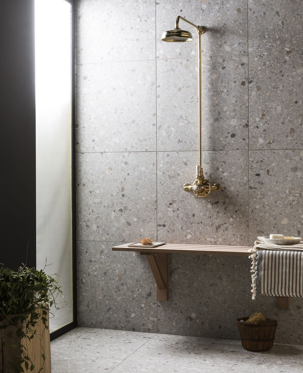 Shower storage ideas: practical and pretty product displays | Livingetc