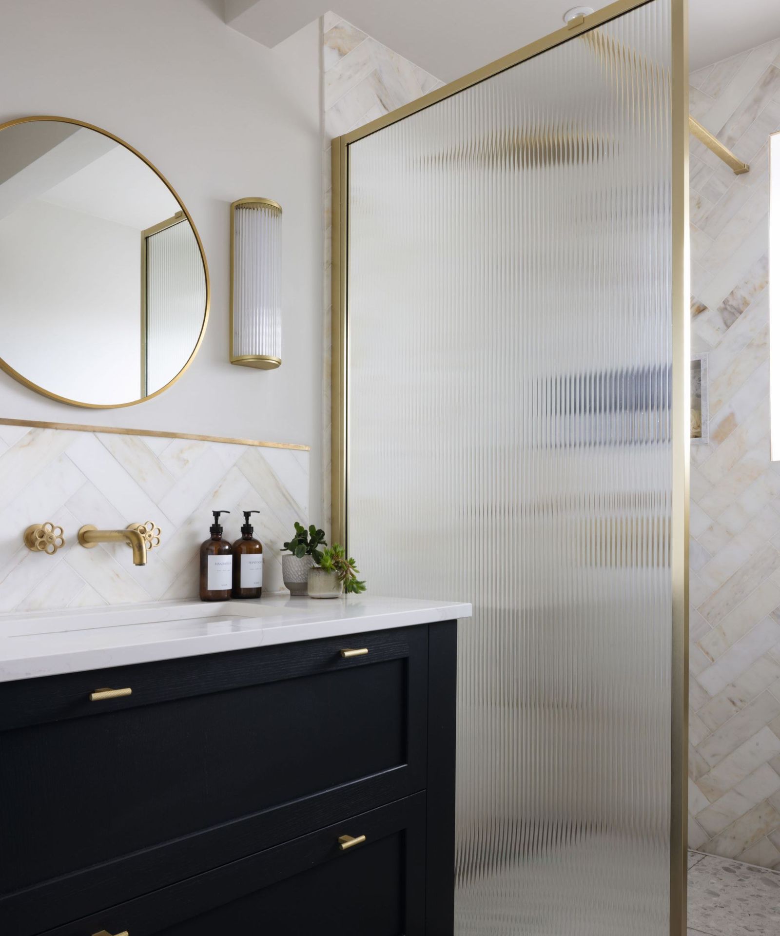Awkward bathroom shapes: 7 expert solutions for odd layouts | Homes and ...