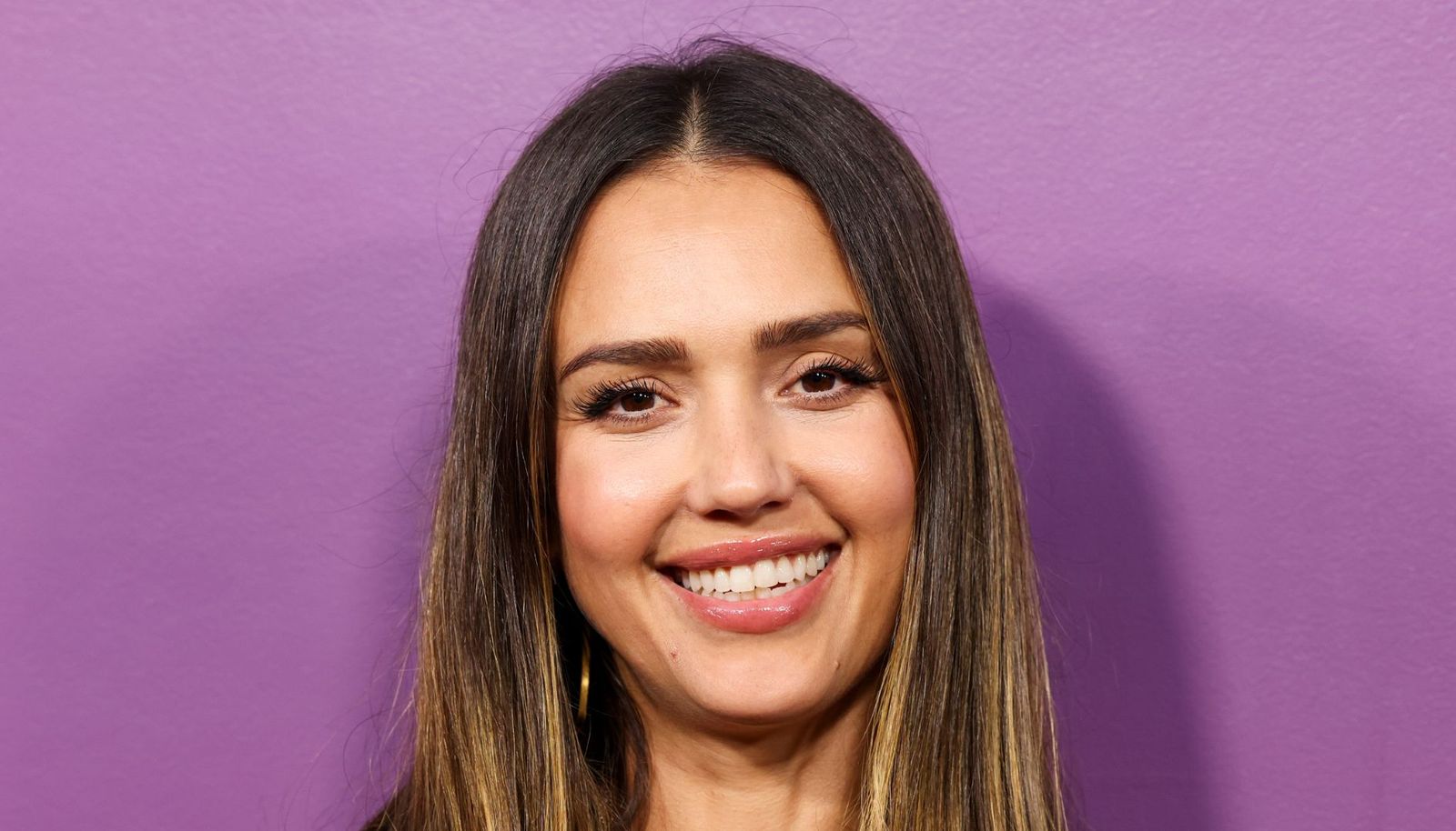 Jessica Alba effortlessly combines baggy jeans with baseball cap ...