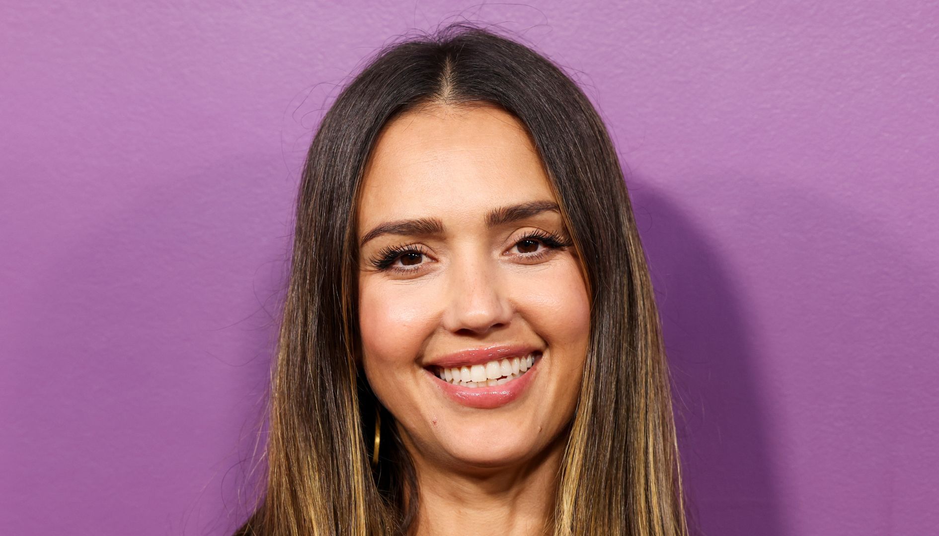 Jessica Alba effortlessly combines baggy jeans with baseball cap ...