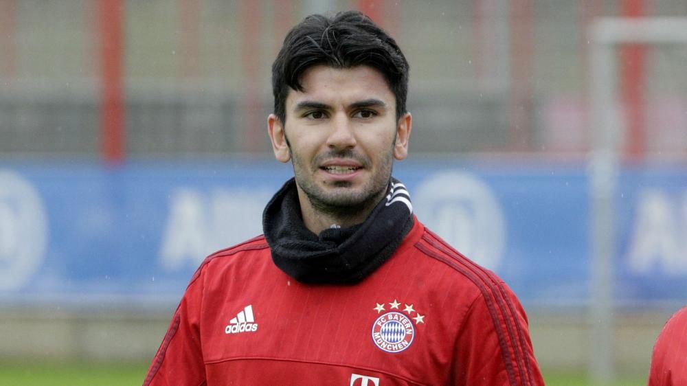 Tasci suffers head injury, misses Bayern unveiling | FourFourTwo