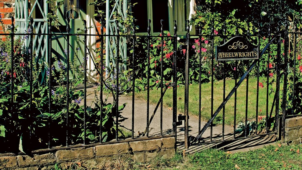How to paint metal railings: cleaning and repairing railings and gates ...