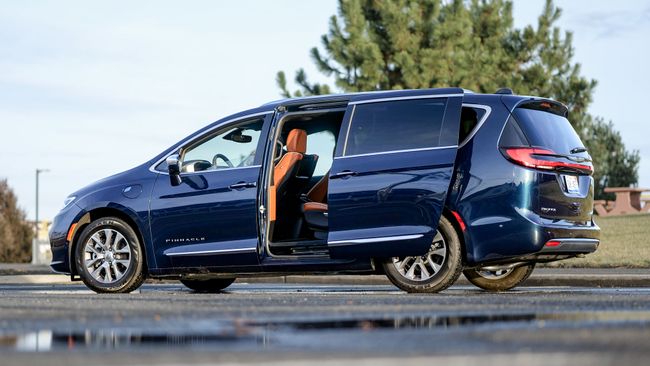 I drove the Chrysler Pacifica PHEV for a week — and it's the last great ...