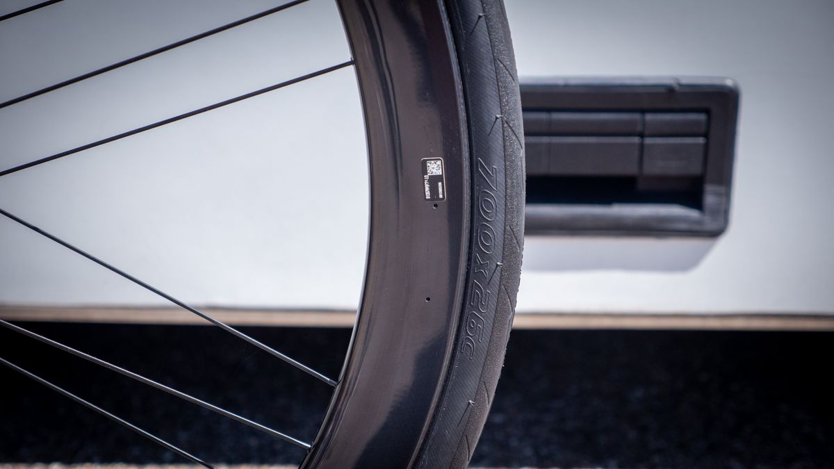 A detailed look at Tadej Pogacar's all-new prototype Colnago bike ...