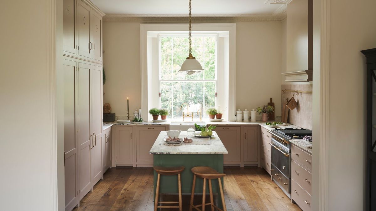 An unexpected color combination is key to this chic kitchen | Homes and ...