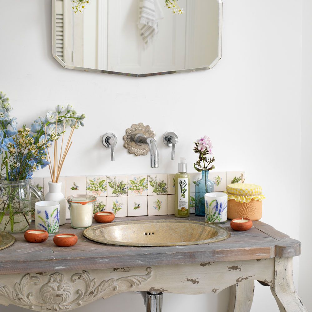 How to tile a splashback – DIY video for tiling and grouting a ...