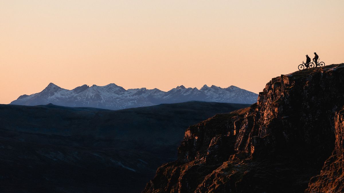 Danny MacAskill and Steve Peat put their Santa Cruz e-MTBs to the ...