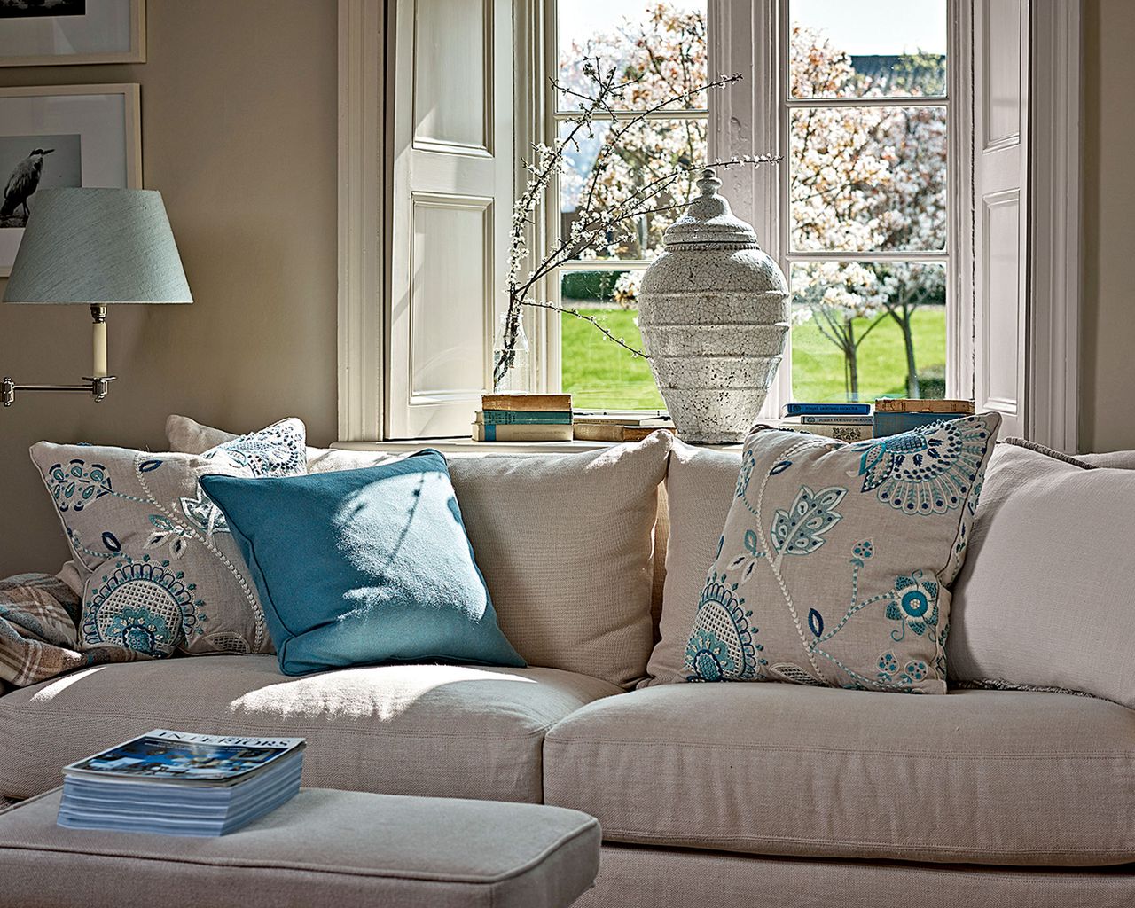 What colors go with taupe? 8 beautiful color combinations | Homes and ...