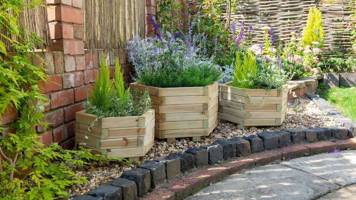 Garden edging ideas: Keep your outside spaces neat and tidy | Homebuilding
