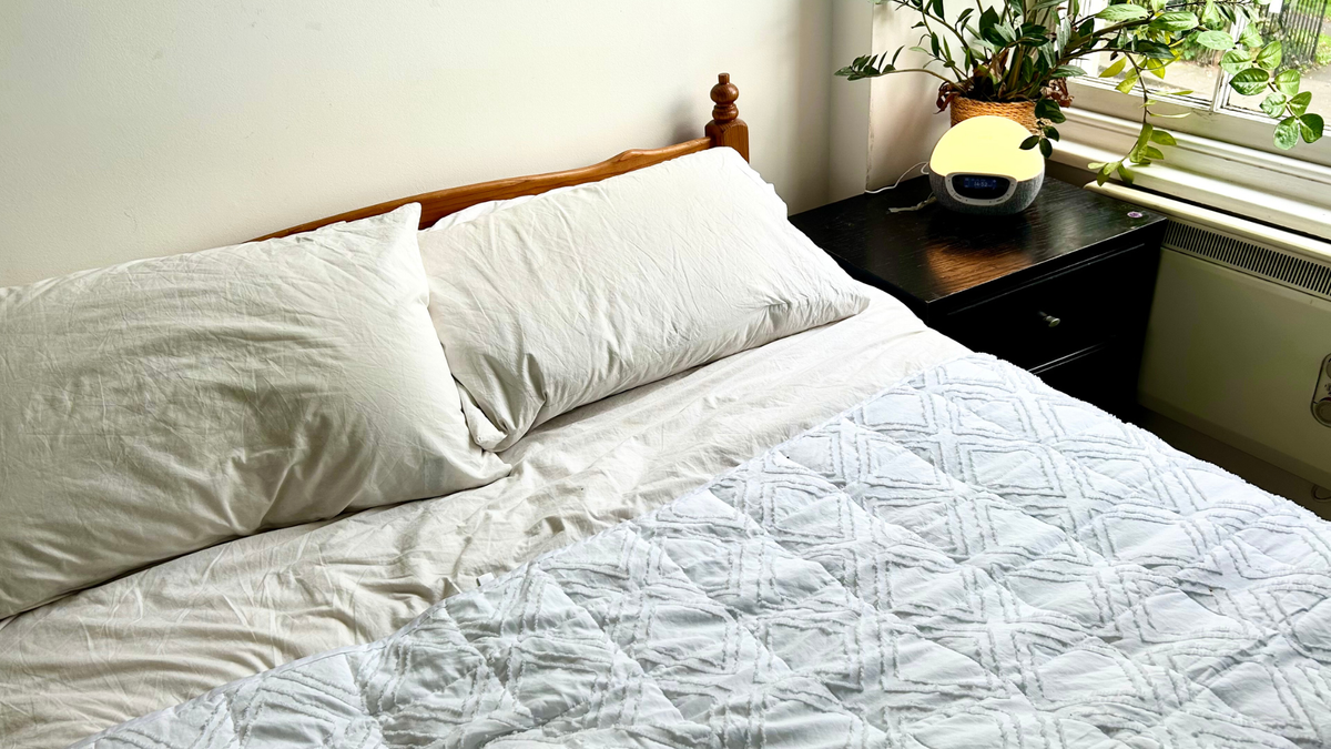 New study finds weighted blankets can improve sleep in adults with ...