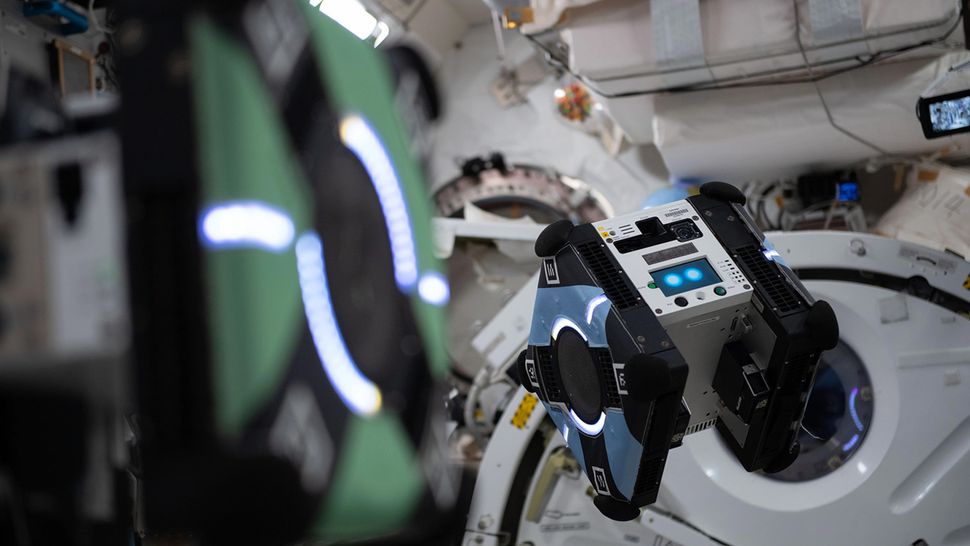AI helps pilot free-flying robot around the International Space Station for 1st time ever | Space