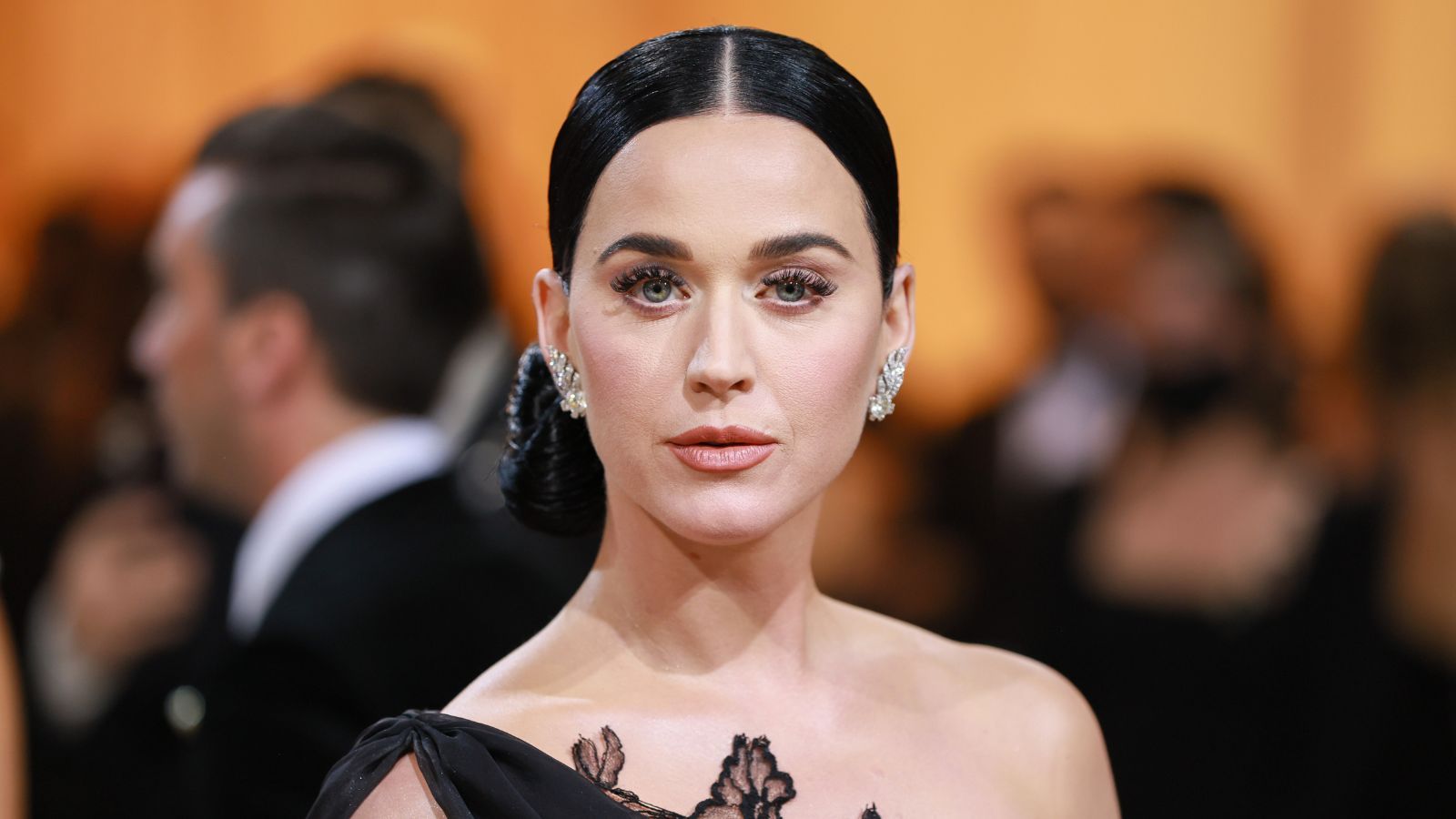 Katy Perry's cabinets tap into a minimalist kitchen trend | Homes and ...