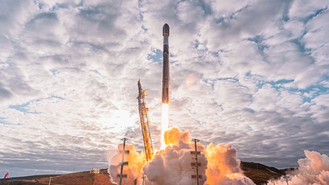 SpaceX launches its 50th mission of the year, sends 25 Starlink ...