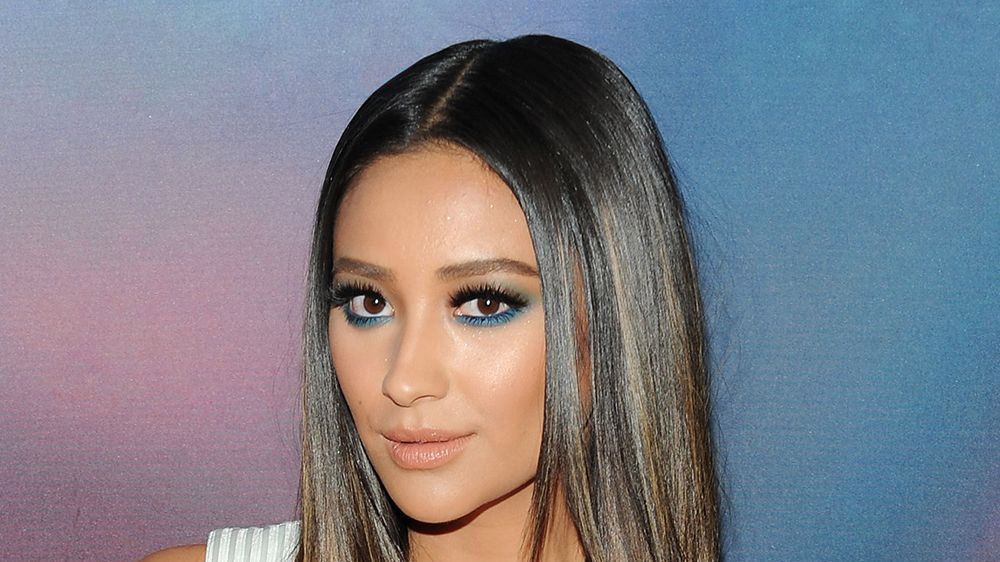 Shay Mitchell Shares Breastfeeding Photo With Daughter Atlas Noa ...