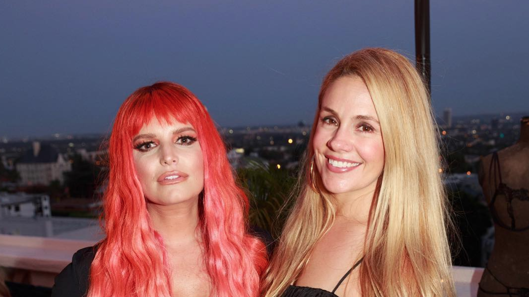 Jessica Simpson With Red Hair and Bangs Looks Completely Unrecognizable ...