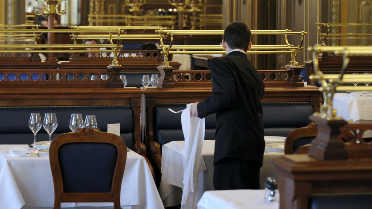 ‘Not rude, just French’: fired waiter files human rights complaint ...