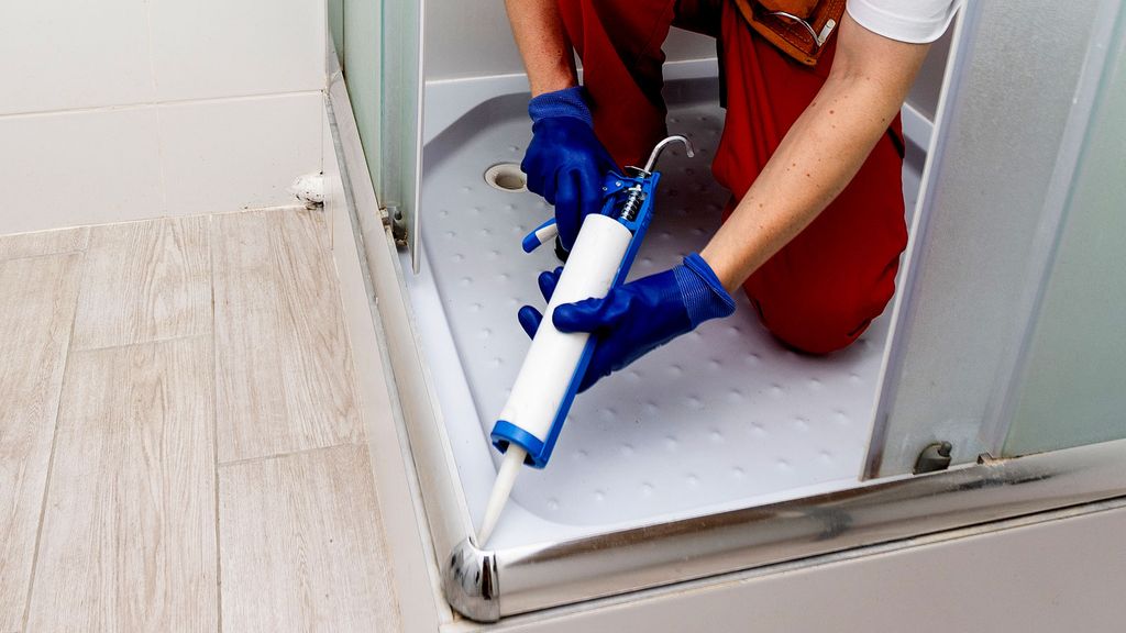 Siliconing a shower: How to properly seal your wash area | Homebuilding