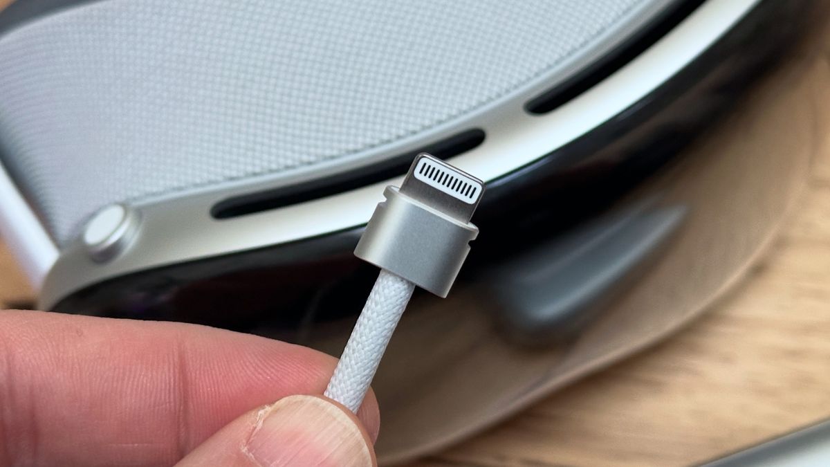 Apple Vision Pro battery lets you remove the charging cable — and it's ...