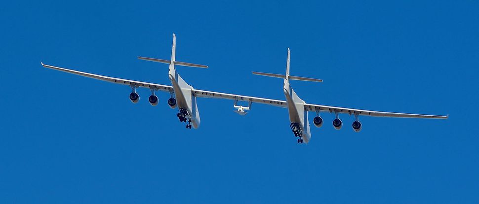 Huge Stratolaunch plane takes 1st flight carrying hypersonic prototype ...