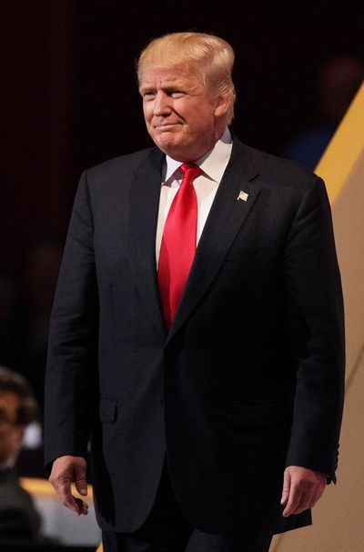 Does Donald Trump Spray Tan? - Tracking Donald Trump's Fading Tan ...