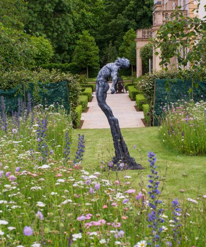 Yard art ideas: 12 ways to enhance your space with artworks | Homes and ...