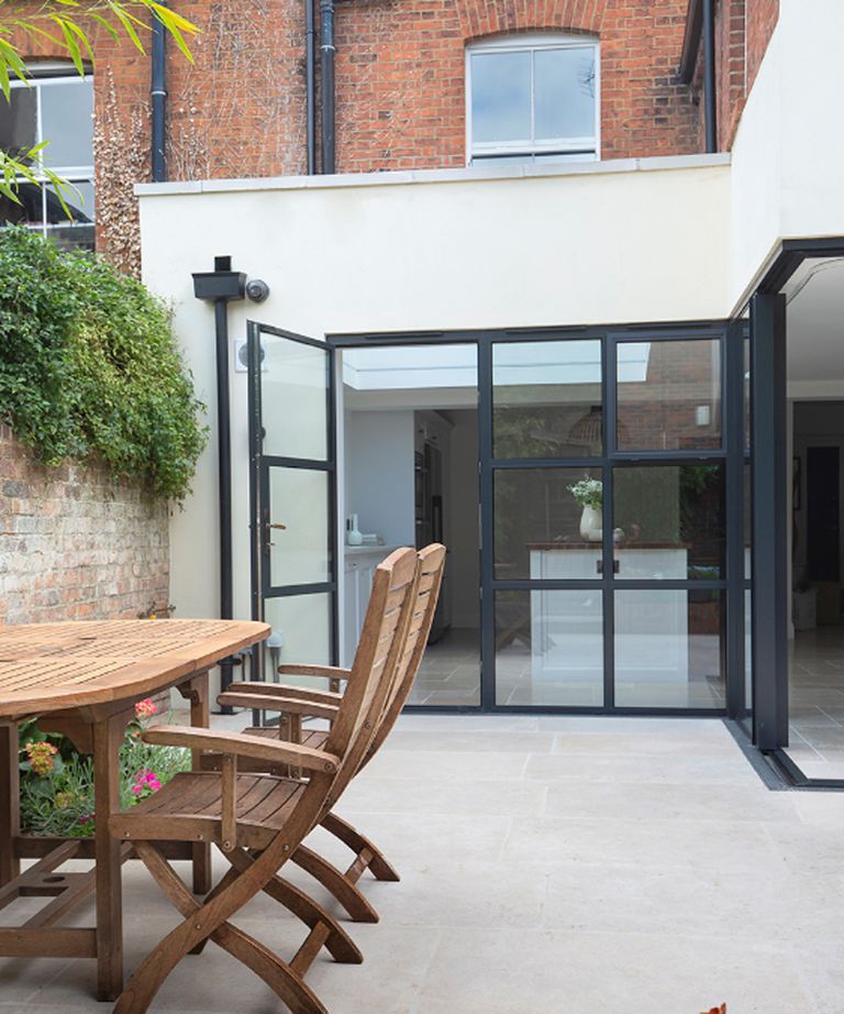 Alan Titchmarsh s Small Garden Design Tips Create The Illusion Of Space Gardeningetc alan-titchmarsh-s-small-garden-design-tips-create-the-illusion-of-space-gardeningetc