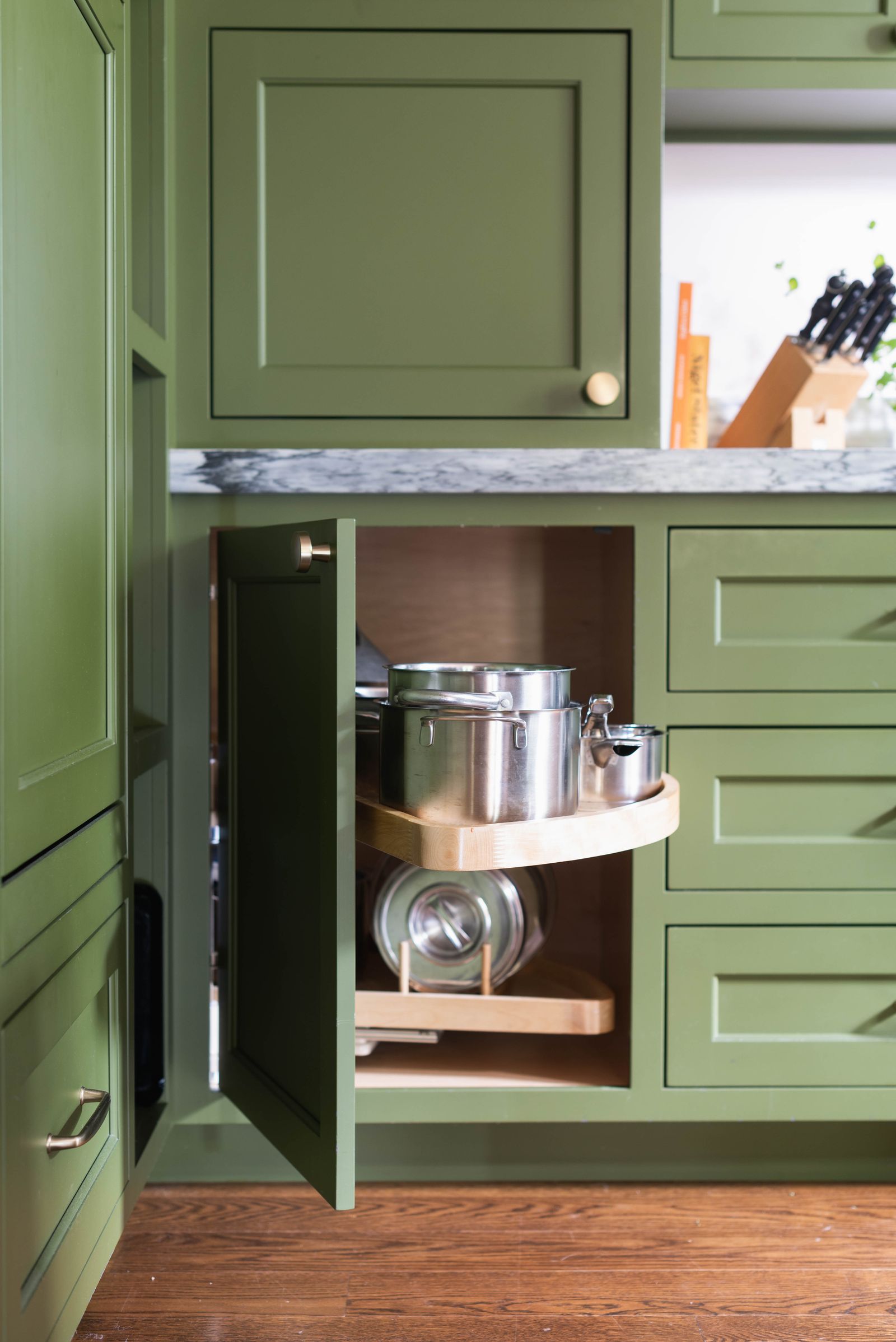How to organize kitchen cabinets, according to the pros | Livingetc