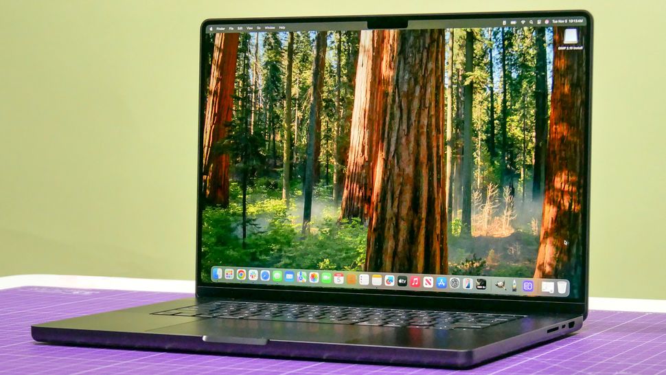 I just tested the MacBook Pro M4 Pro battery — and it’s the longest ...