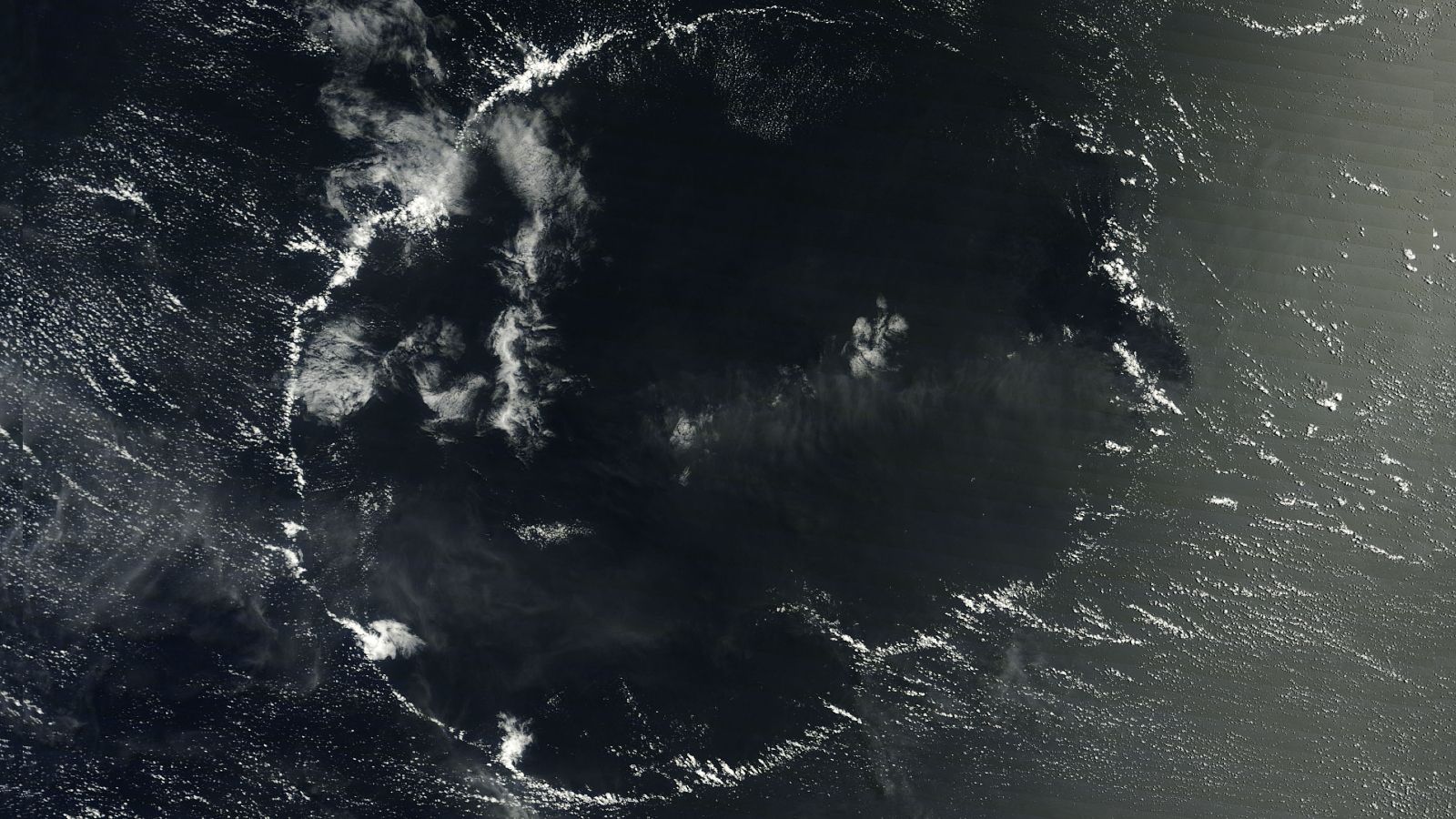 Giant, near-perfect cloud ring appears in the middle of the Pacific ...