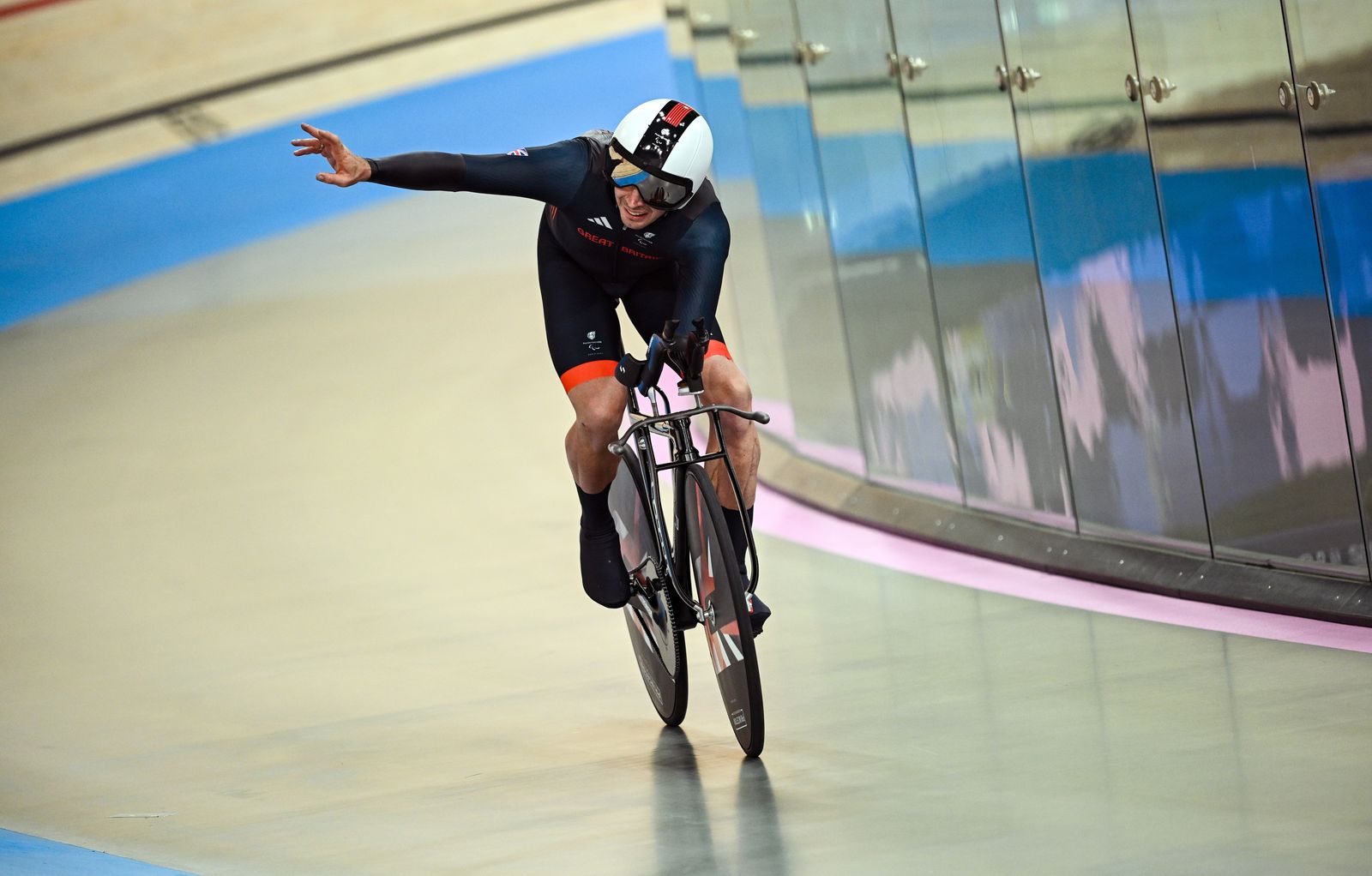Lizzi Jordan and Jaco van Gass win GB's first Paralympics 2024 cycling ...