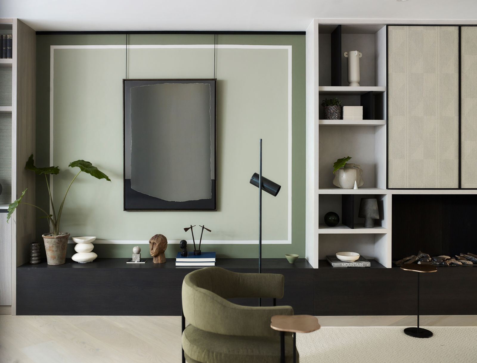 8 dark trim paint color schemes from interior designers that nail the ...