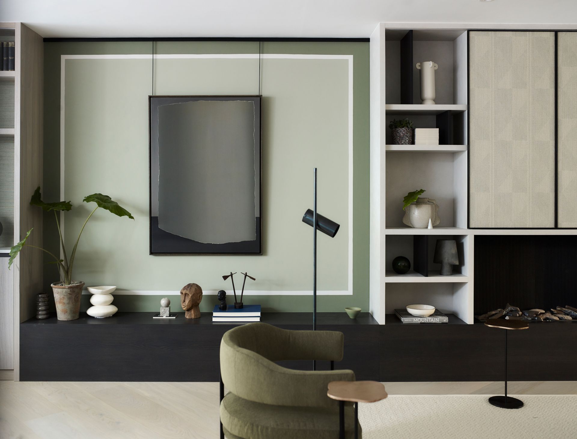 8 dark trim paint color schemes from interior designers that nail the ...