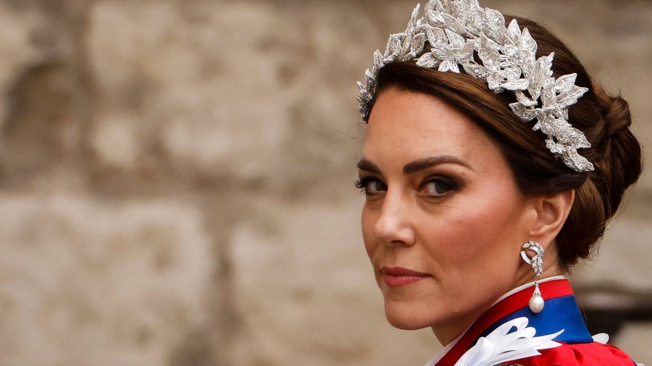 Princess Catherine and Princess Charlotte wear matching tiaras and ...