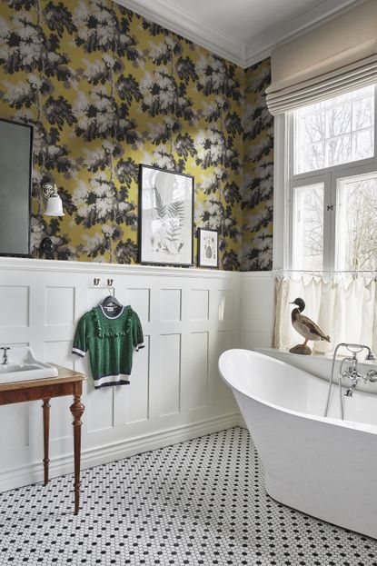 Bathroom wallpaper ideas: 11 best wallpapers for bathroom | Homes and ...