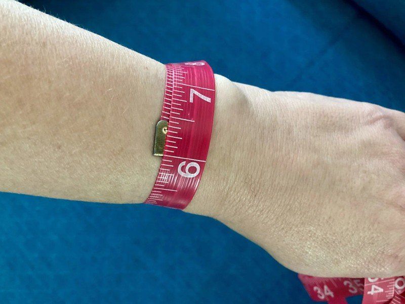 How to properly measure your wrist for different smartwatch sizes ...