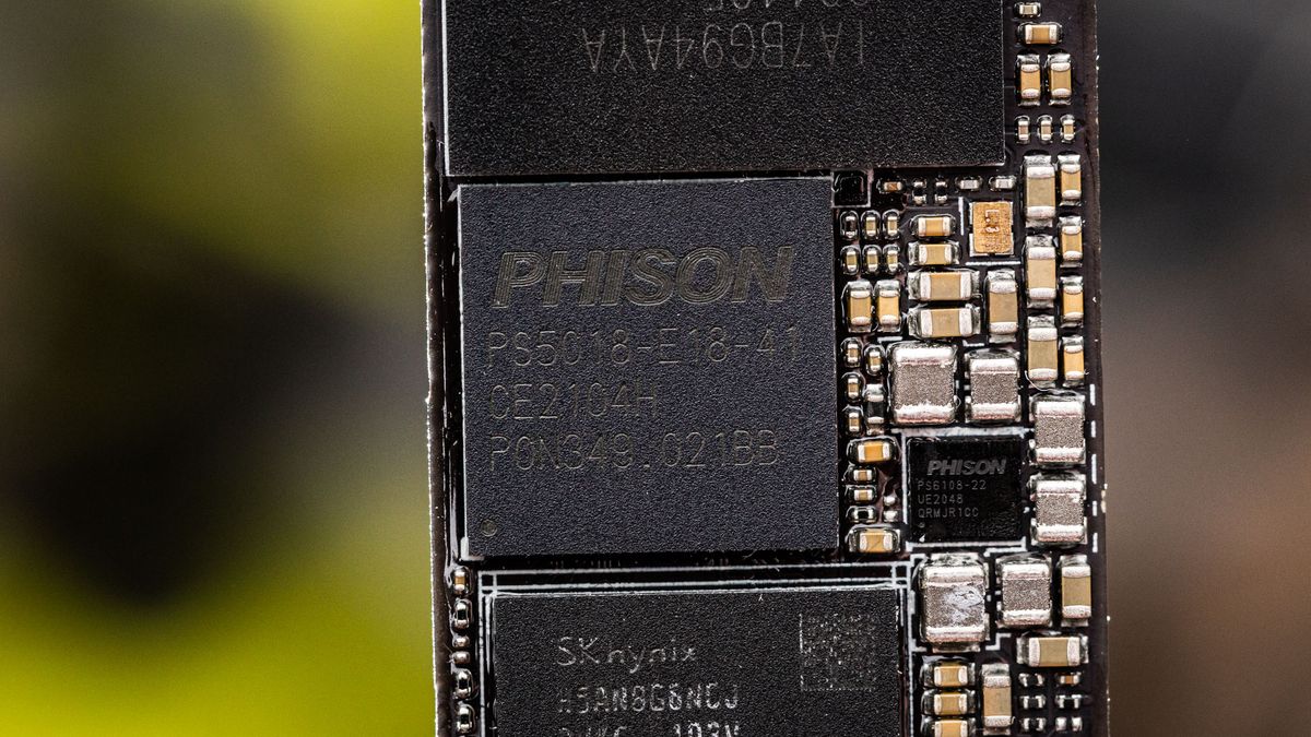 Phison PS5018-E18 Controller With Micron 176L TLC Preview: Unleashing ...