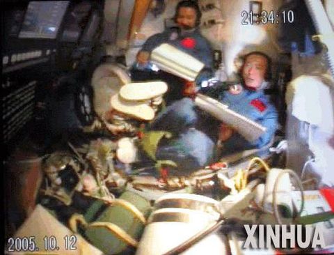 Shenzhou 6 Crew Tests Spacecraft’s Capabilities | Space