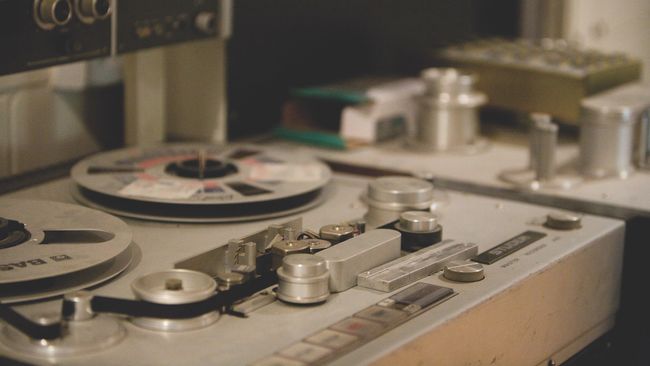 Flip it and reverse it: A history of reversed audio in music production ...